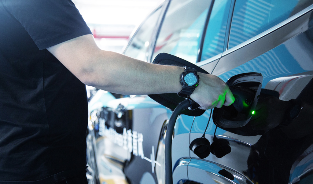 Jeep指挥官PHEV馈电后百公里油耗5.8L，车重超2吨的SUV有可能么？ - — AutoLab